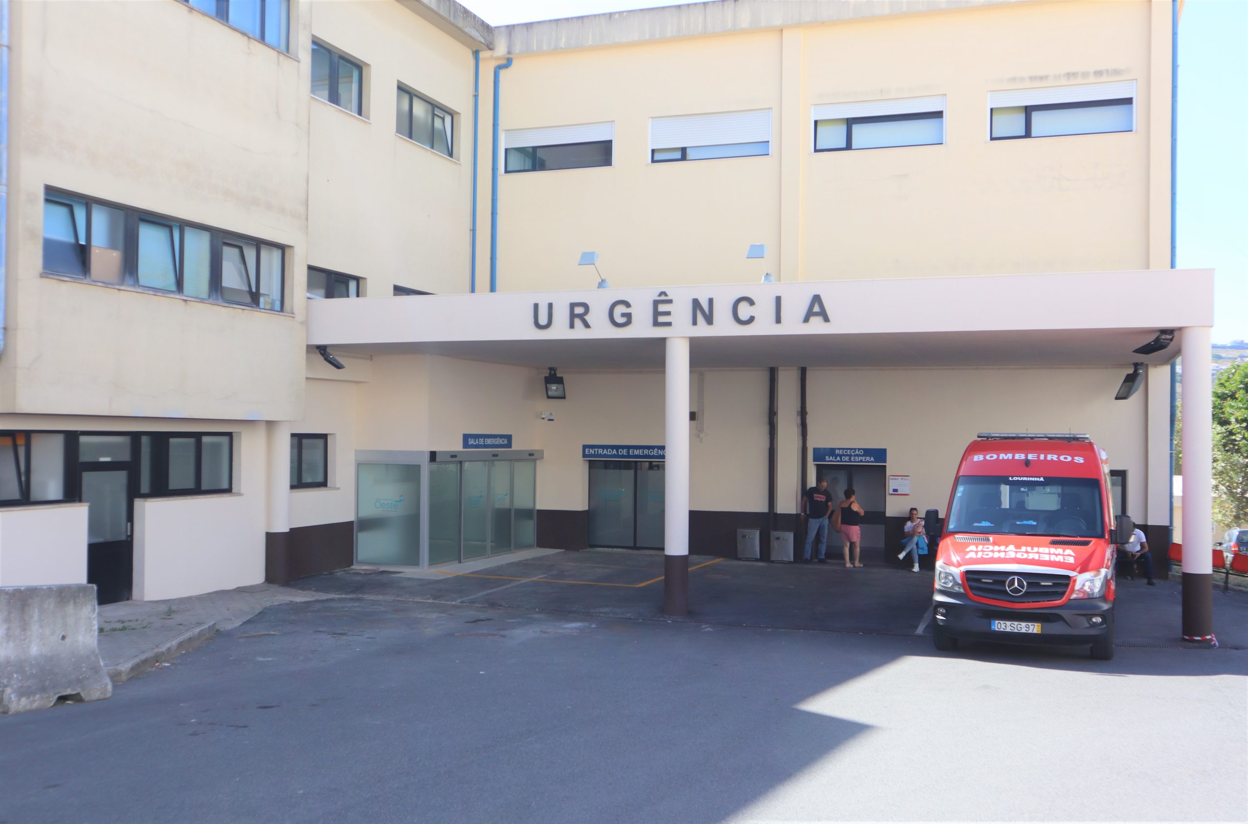Alunos no hospital após ingerirem gomas de desconhecido na Lourinhã - Noticias em Direto